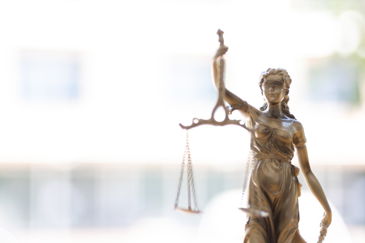 Signification spirituelle de l'heure miroir 08h08 : symbole de justice